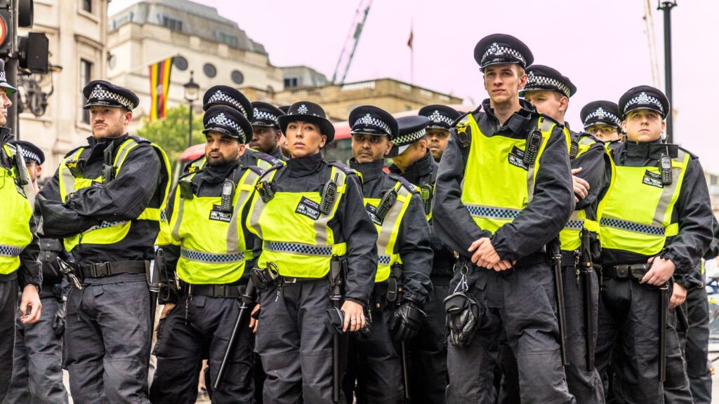 How to Become a Police Officer in the UK: A Guide to the Qualifications ...